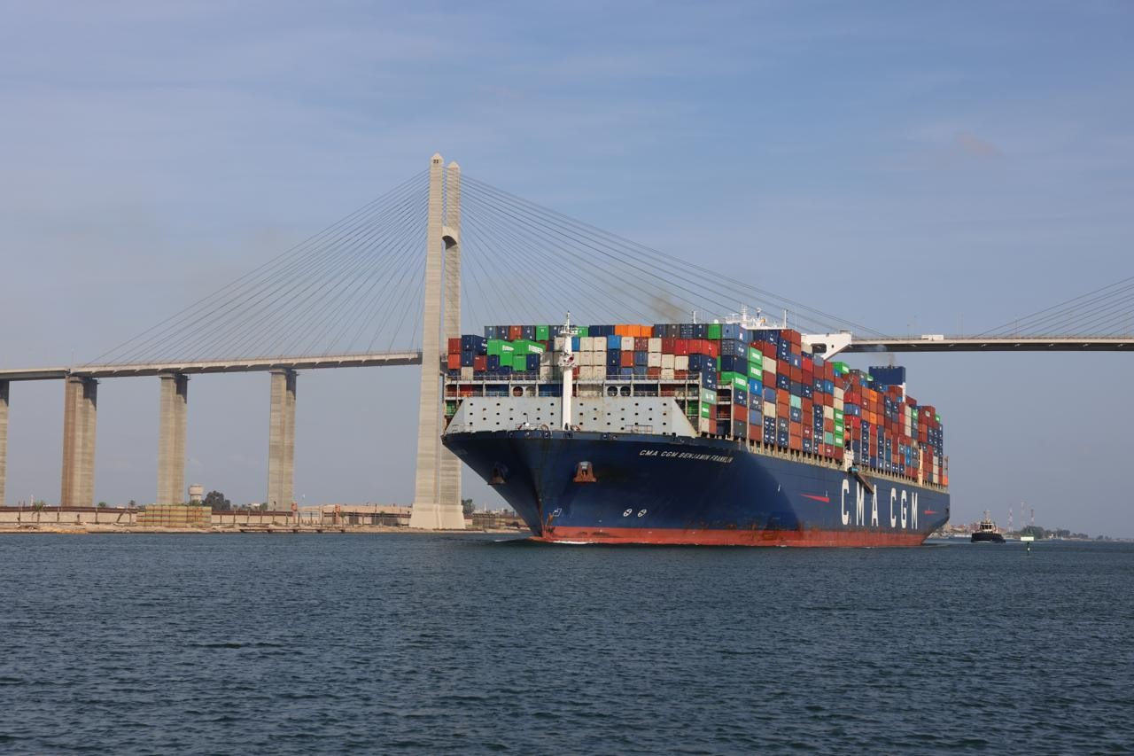 Passage of giant container ship through the Suez Canal in two years ...